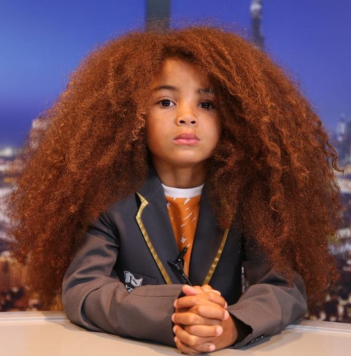 Ricordate Farouk James, il ragazzo dai capelli lunghi e naturali? Oggi ...